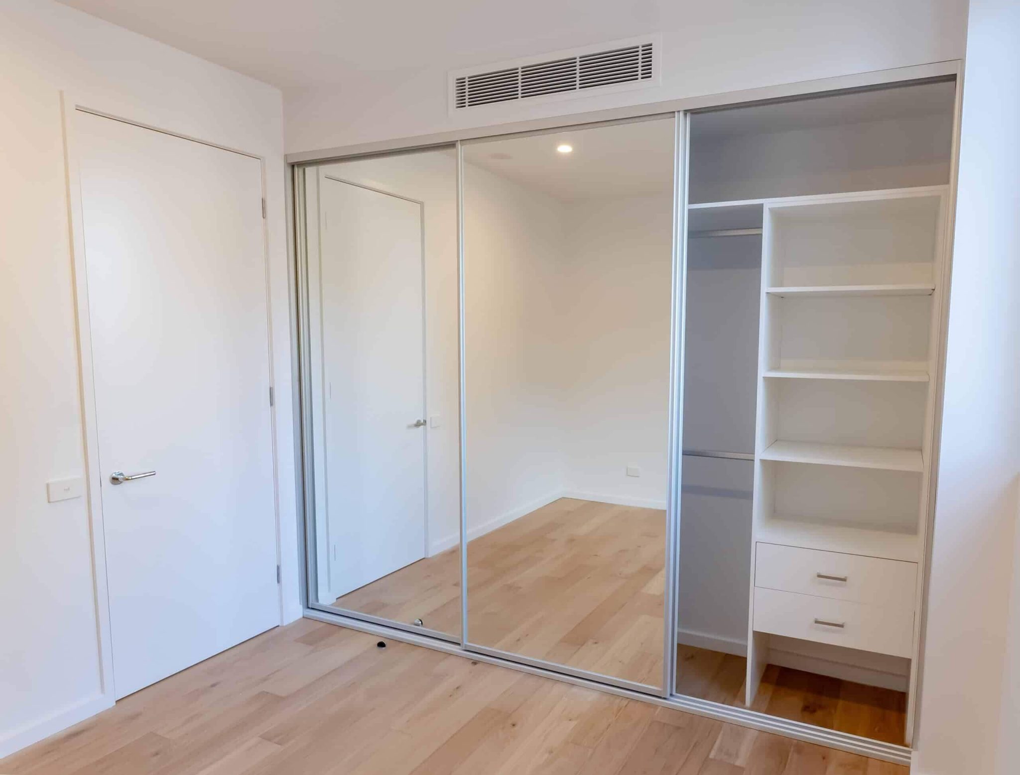 Modern Designs: Custom Built‑In Wardrobes in Newcastle.